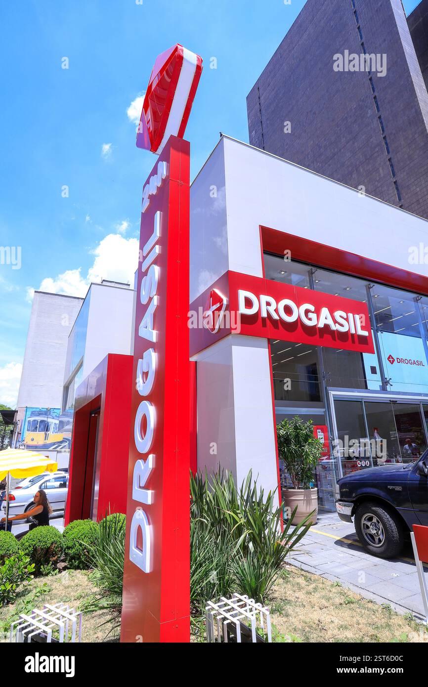 Sao Paulo, Brazil - Nov 03 2019: facade with lettering and logo of ...