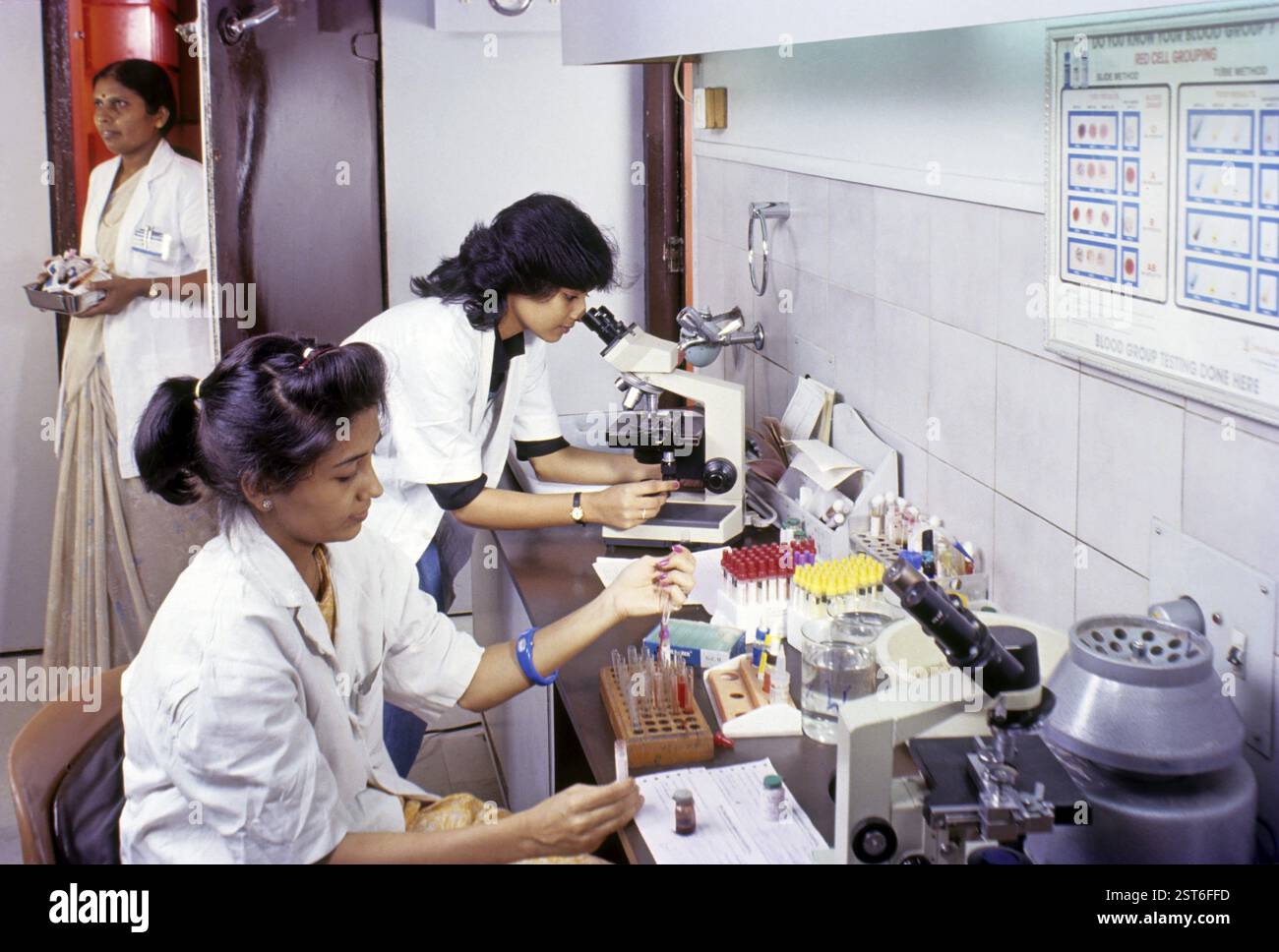 Laboratory technicians pharmaceutical lab hi-res stock photography and ...