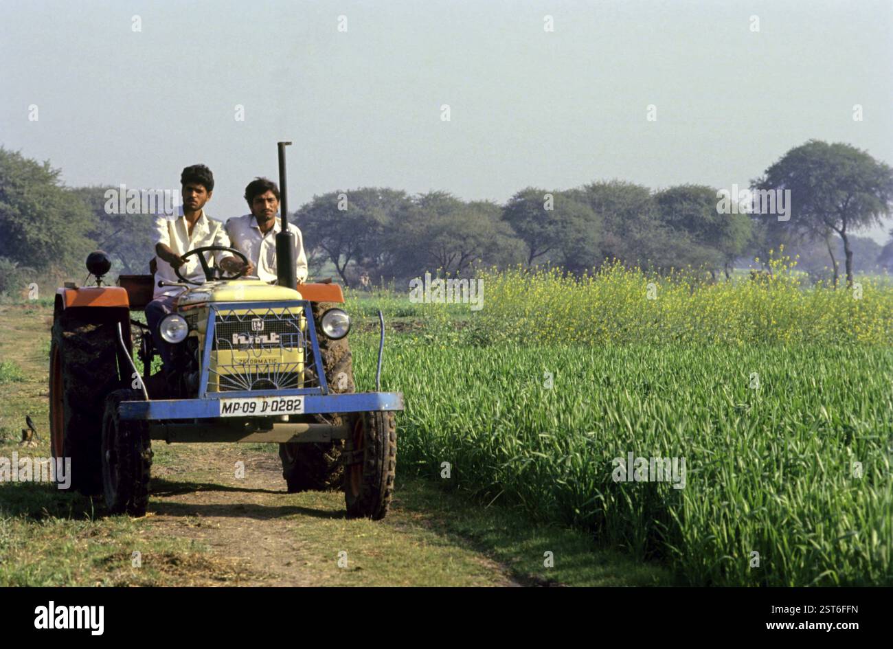 Man tractor units hi-res stock photography and images - Alamy