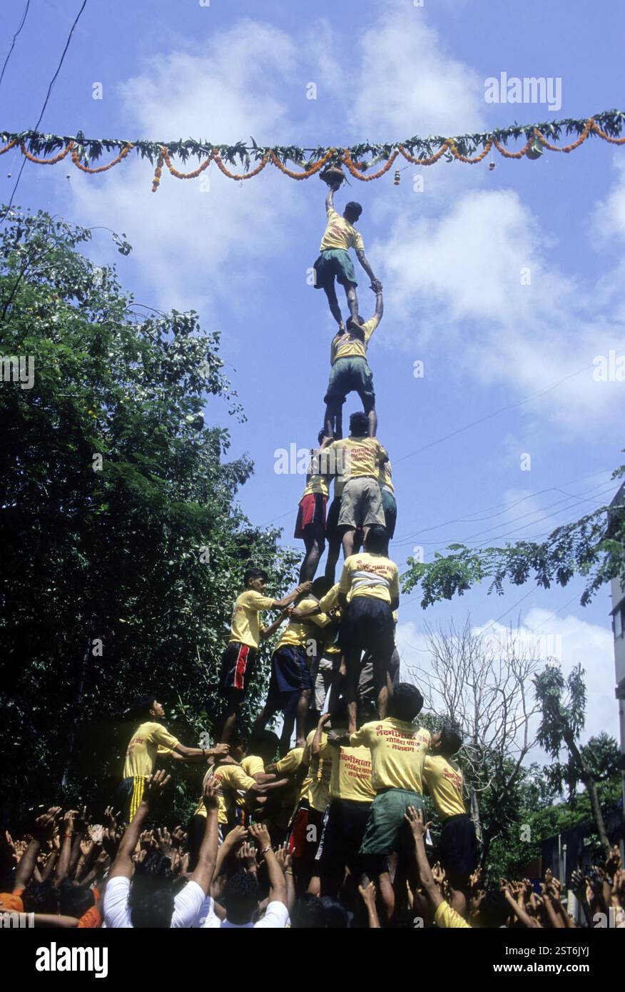 Human pyramid of five men hi-res stock photography and images - Alamy