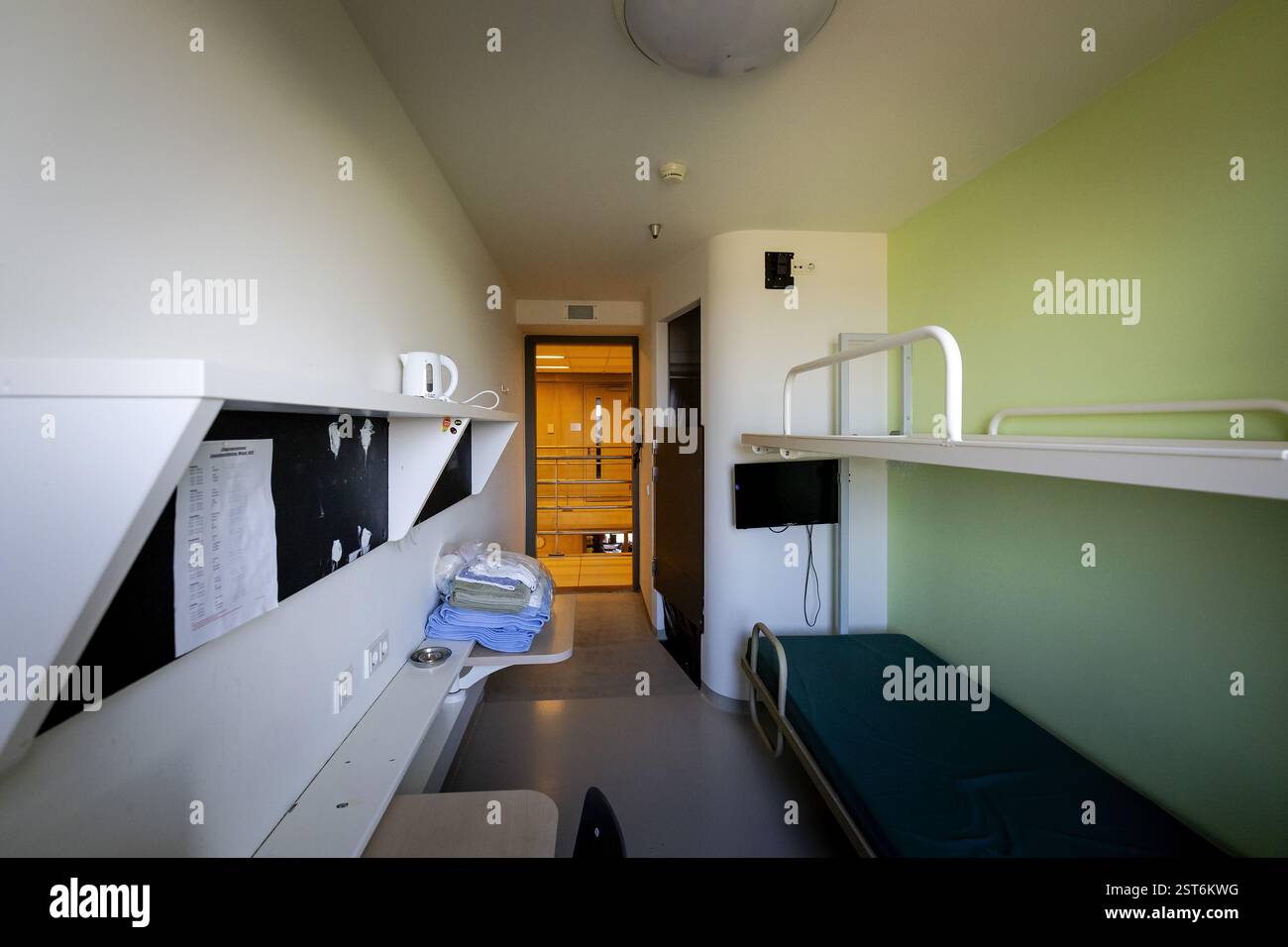 WESTZAAN - Multi-person cell in the penitentiary (PI) Zaanstad. ANP ...