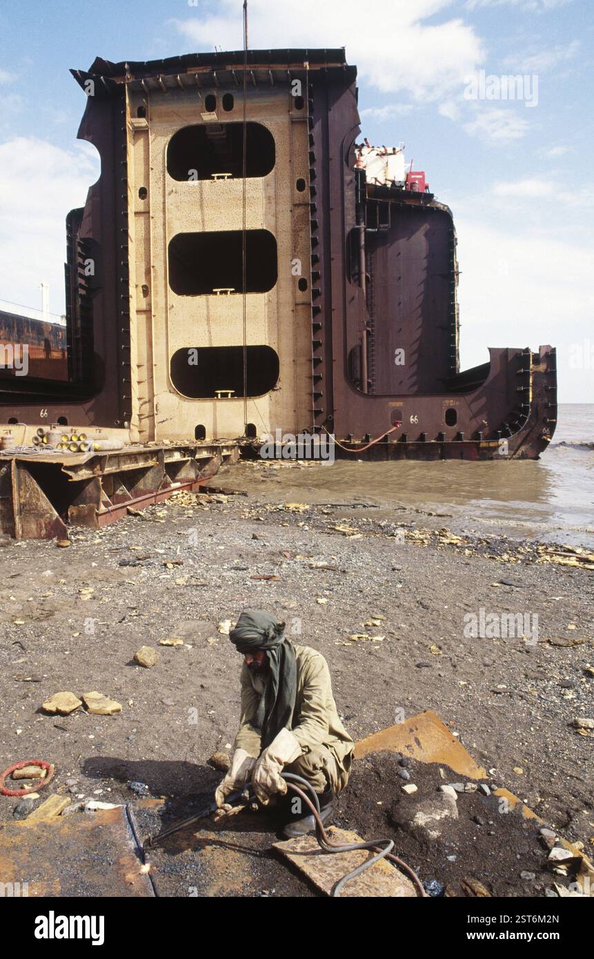 Alang ship breaking yard, gujarat, india Stock Photo - Alamy