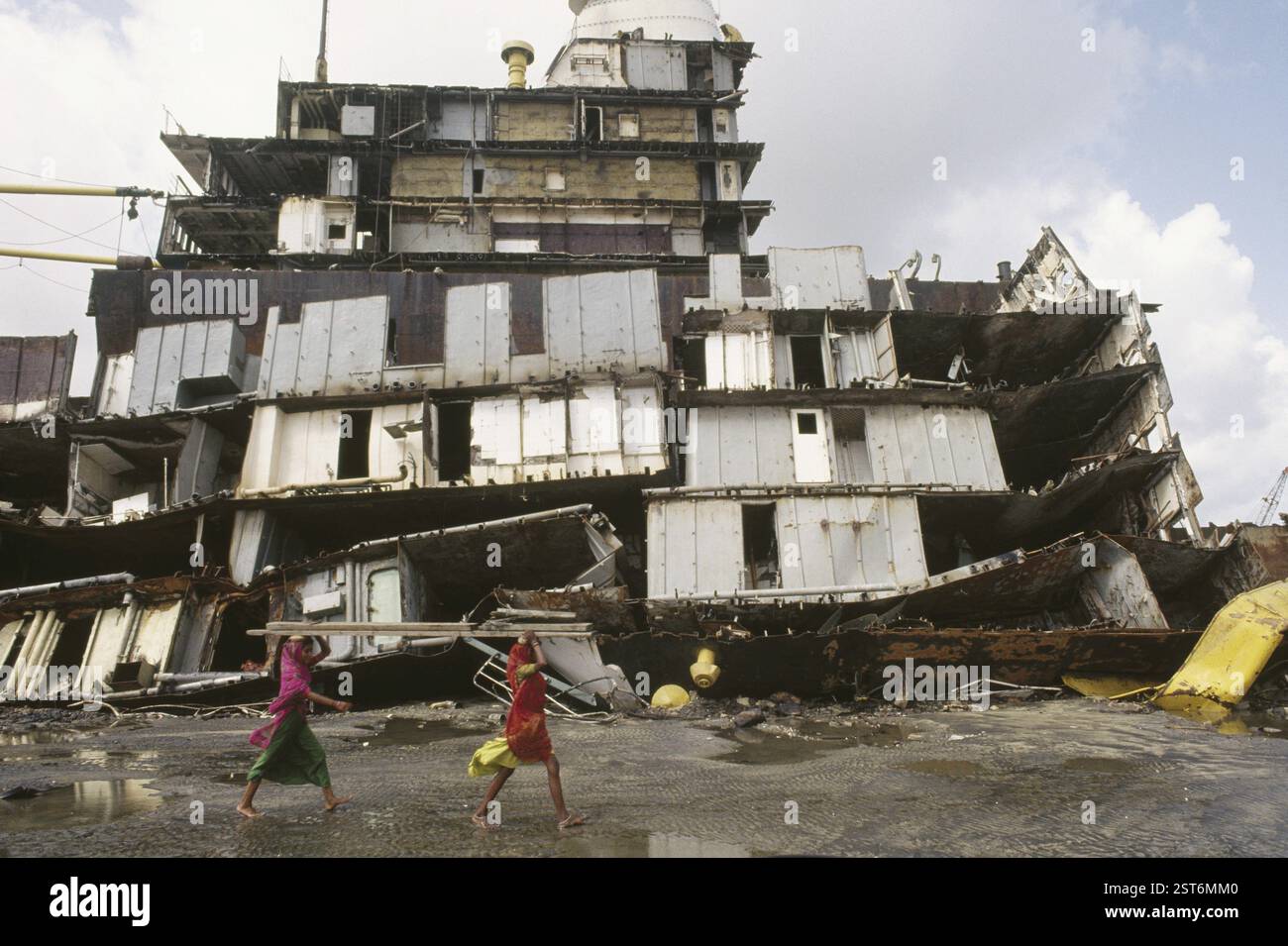 Alang ships hi-res stock photography and images - Alamy