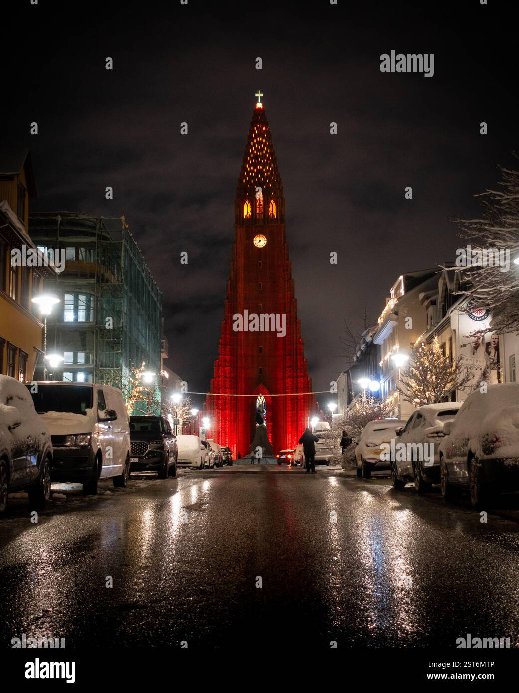 A night view of Hallgrímskirkja in Reykjavik, illuminated in red ...