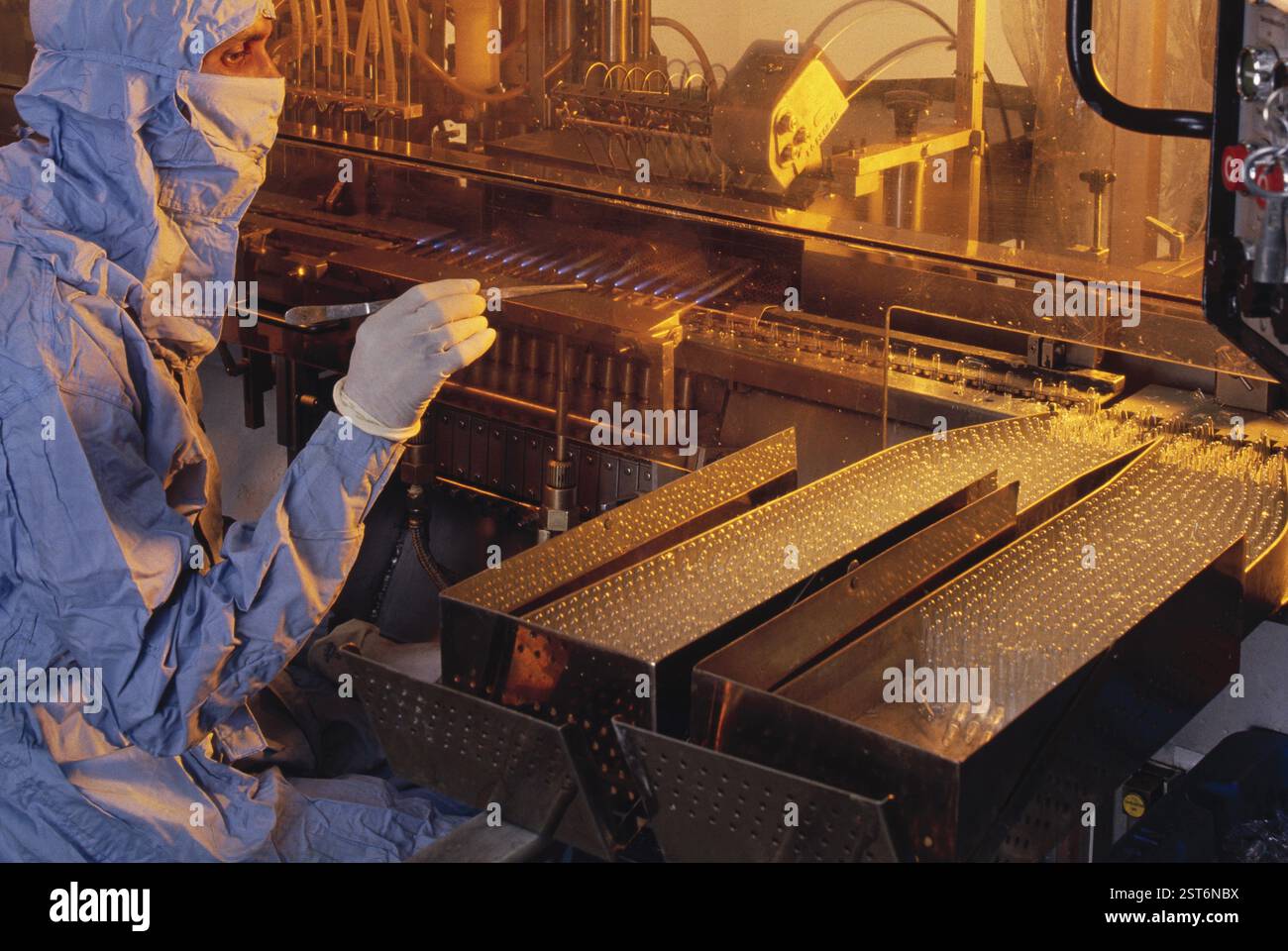 Technician pharmaceutical plant manufacture hi-res stock photography ...