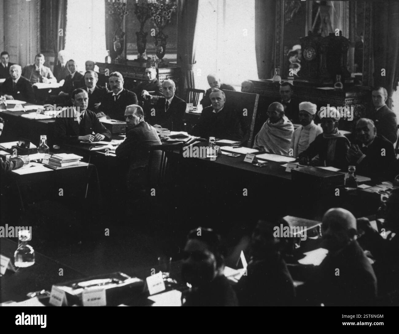 Round table conference hi-res stock photography and images - Alamy