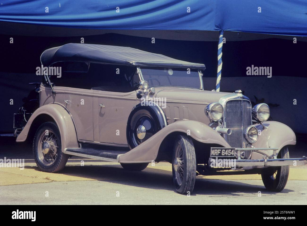 Vintage car lateral view hi-res stock photography and images - Alamy