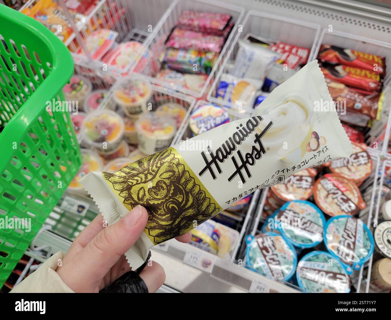 Japanese kit kat chocolate hi-res stock photography and images - Alamy