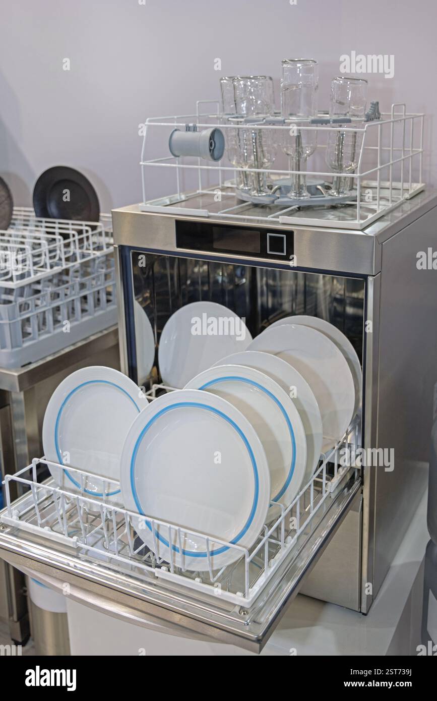 Commercial machine dishwasher hi-res stock photography and images - Alamy