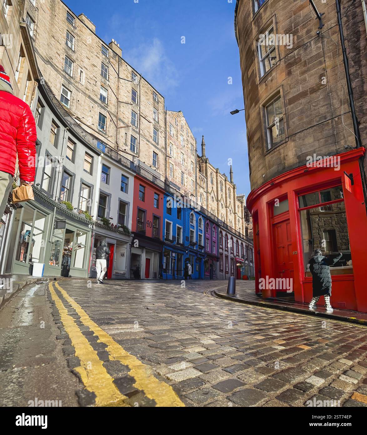 Scottish people tourists downtown edinburgh hi-res stock photography ...