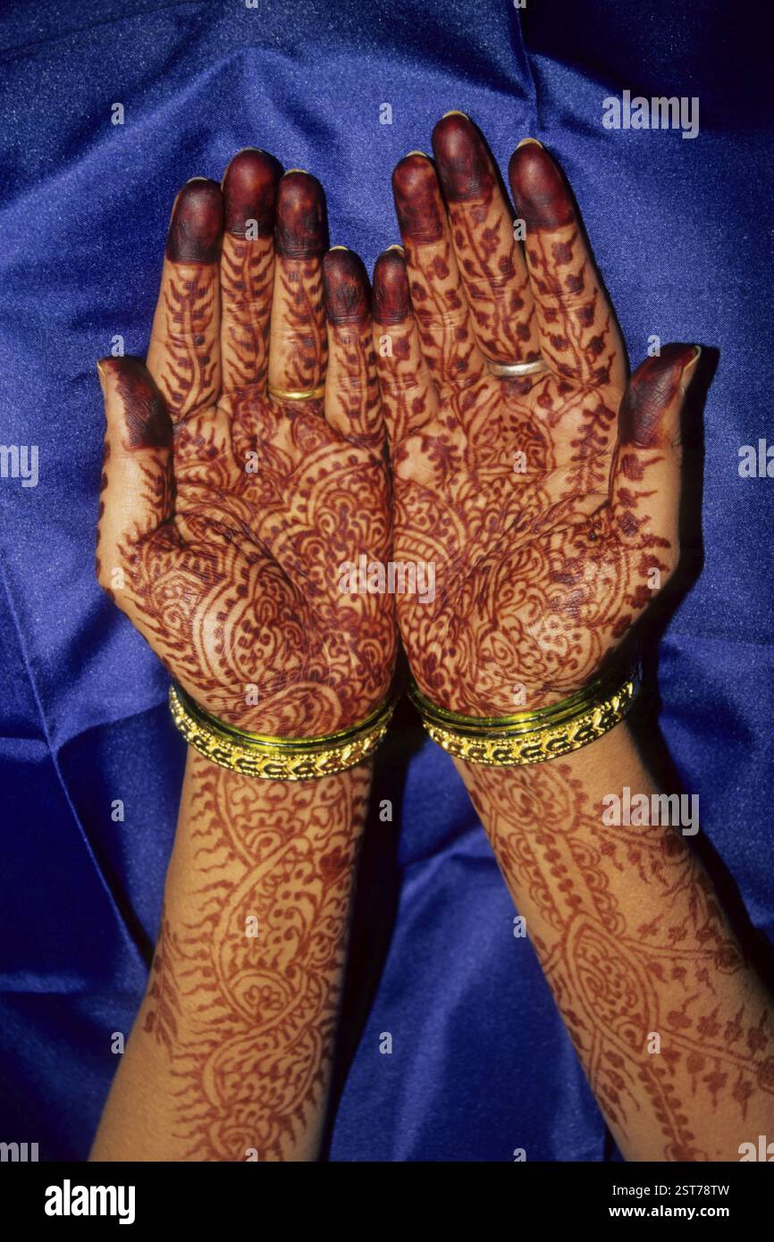 Womans hand mehndi design hi-res stock photography and images - Alamy
