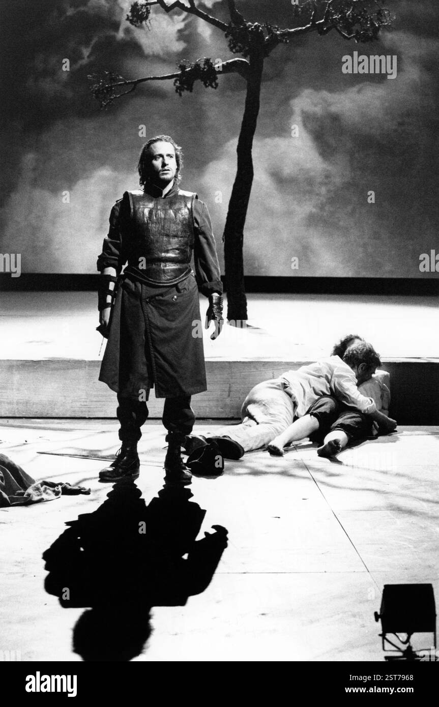final scene: Linus Roache (Edgar) with the bodies of Lear & Cordelia in ...