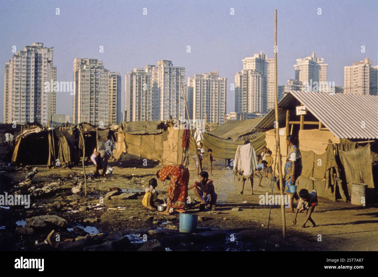 Mumbai poverty skyscraper hi-res stock photography and images - Alamy
