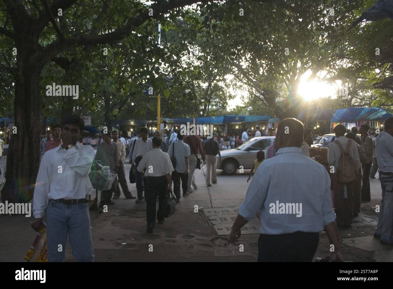 Street scene, Indian people, crowd, setting sun on a busy Mumbai Bombay ...