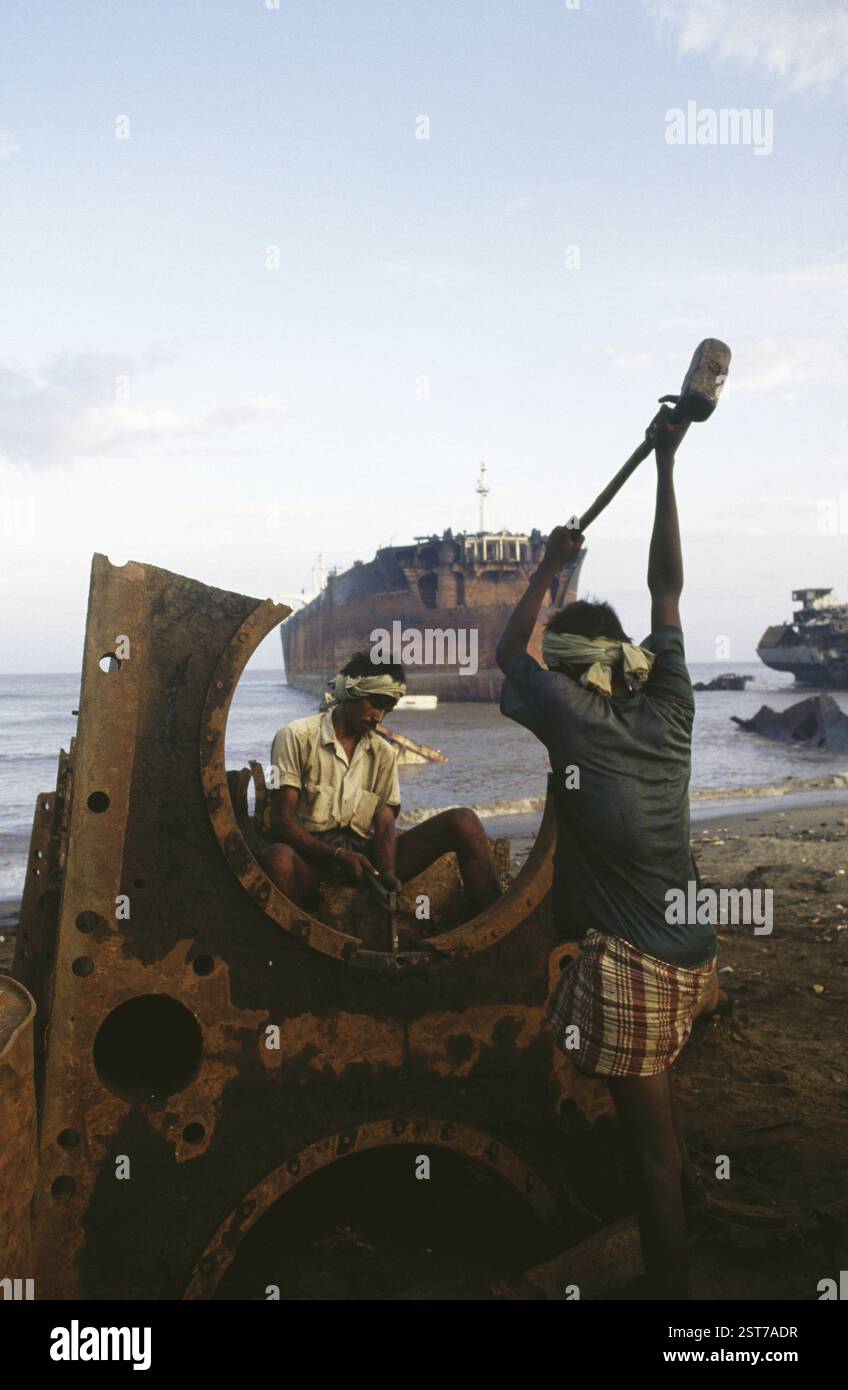 Alang ship breaking yard, gujarat, india Stock Photo - Alamy