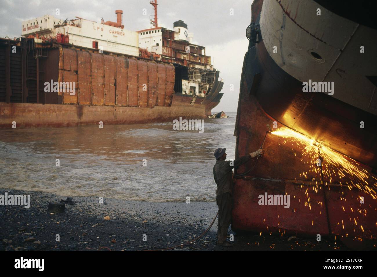 Breaking gujarat india yard hi-res stock photography and images - Alamy