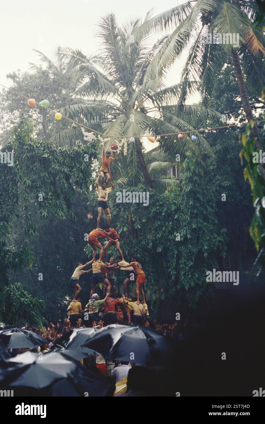 Children human pyramid hi-res stock photography and images - Alamy