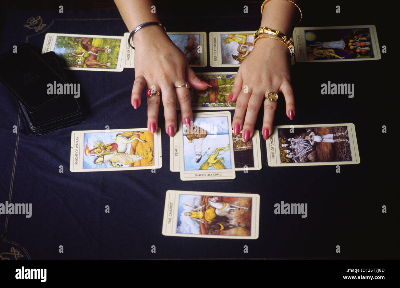 Reading tarot card hi-res stock photography and images - Alamy