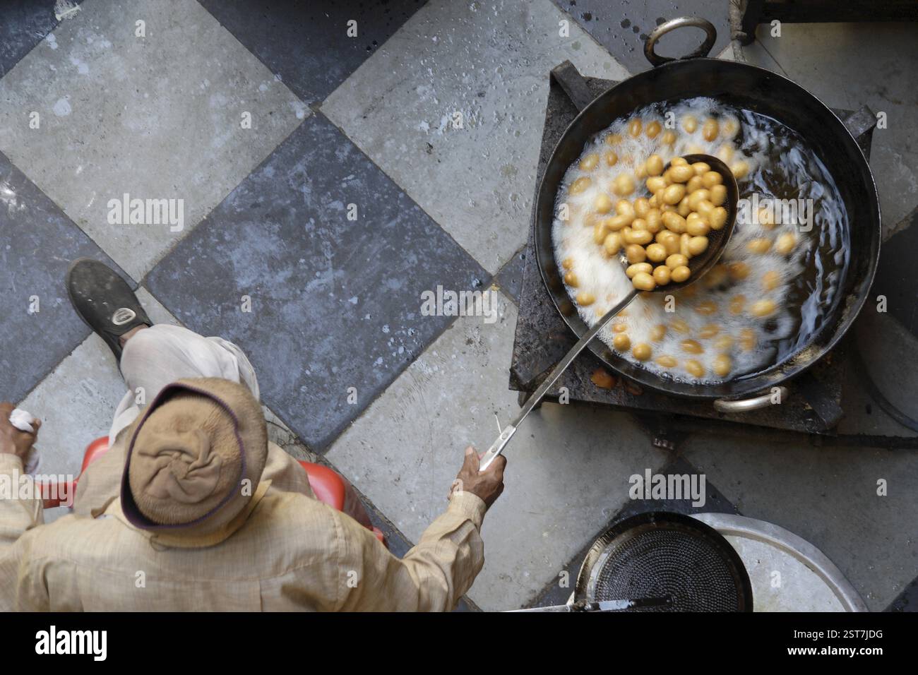 Man making Indian sweet food Gulab Jamun frying in oil Stock Photo - Alamy