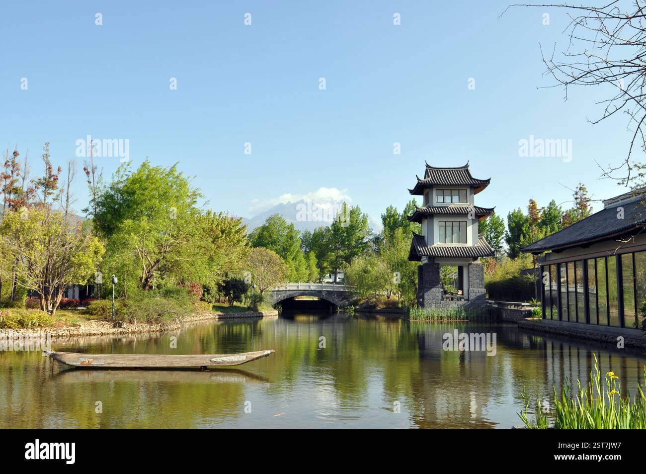 Leisure Moments by the Lijiang Lakeside – Serene Chinese Water Town ...