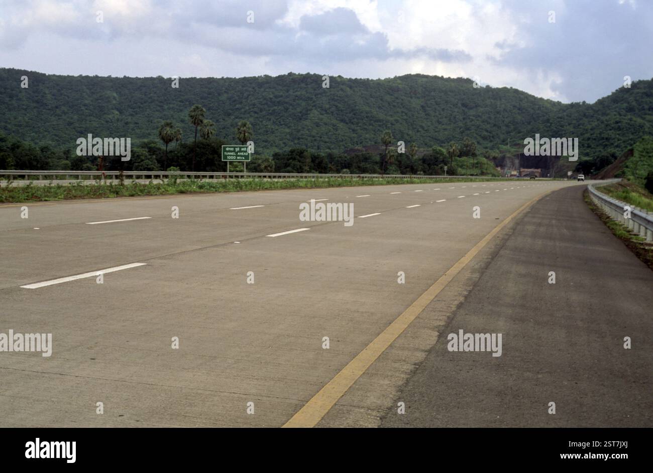 Mumbai pune expressway, maharashtra, india Stock Photo - Alamy