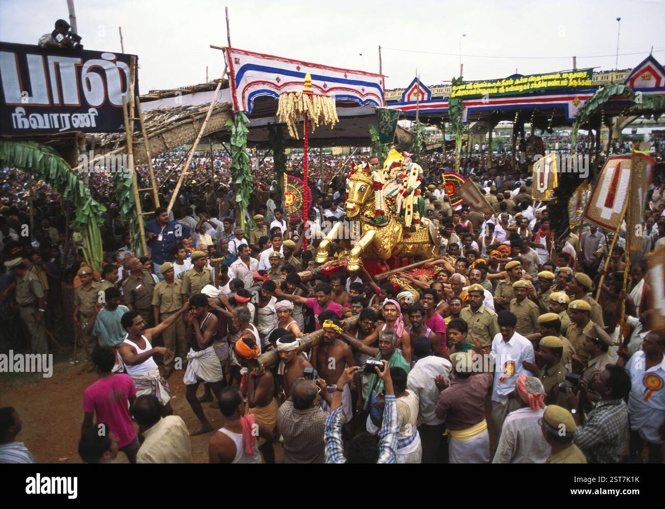 Kallazhagar Vishnu mounted on golden horse in Chitra festival, Madurai ...