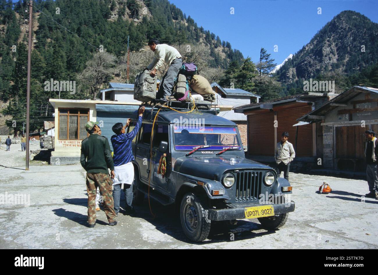 People loading in Jeep Harsil, Uttaranchal, India, Asia Stock Photo - Alamy