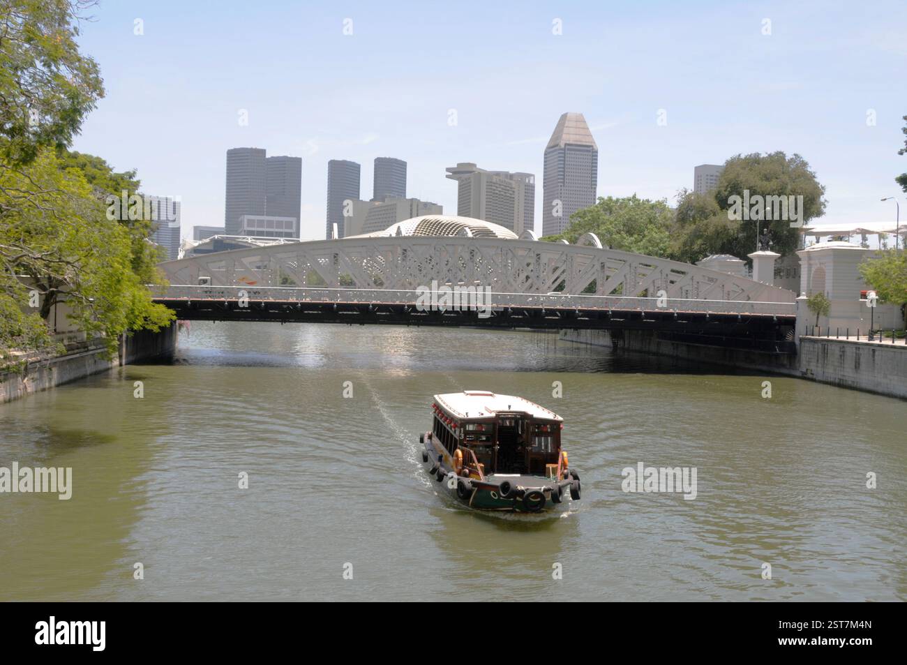 View of Fullerton Bridge in Singapore Stock Photo - Alamy
