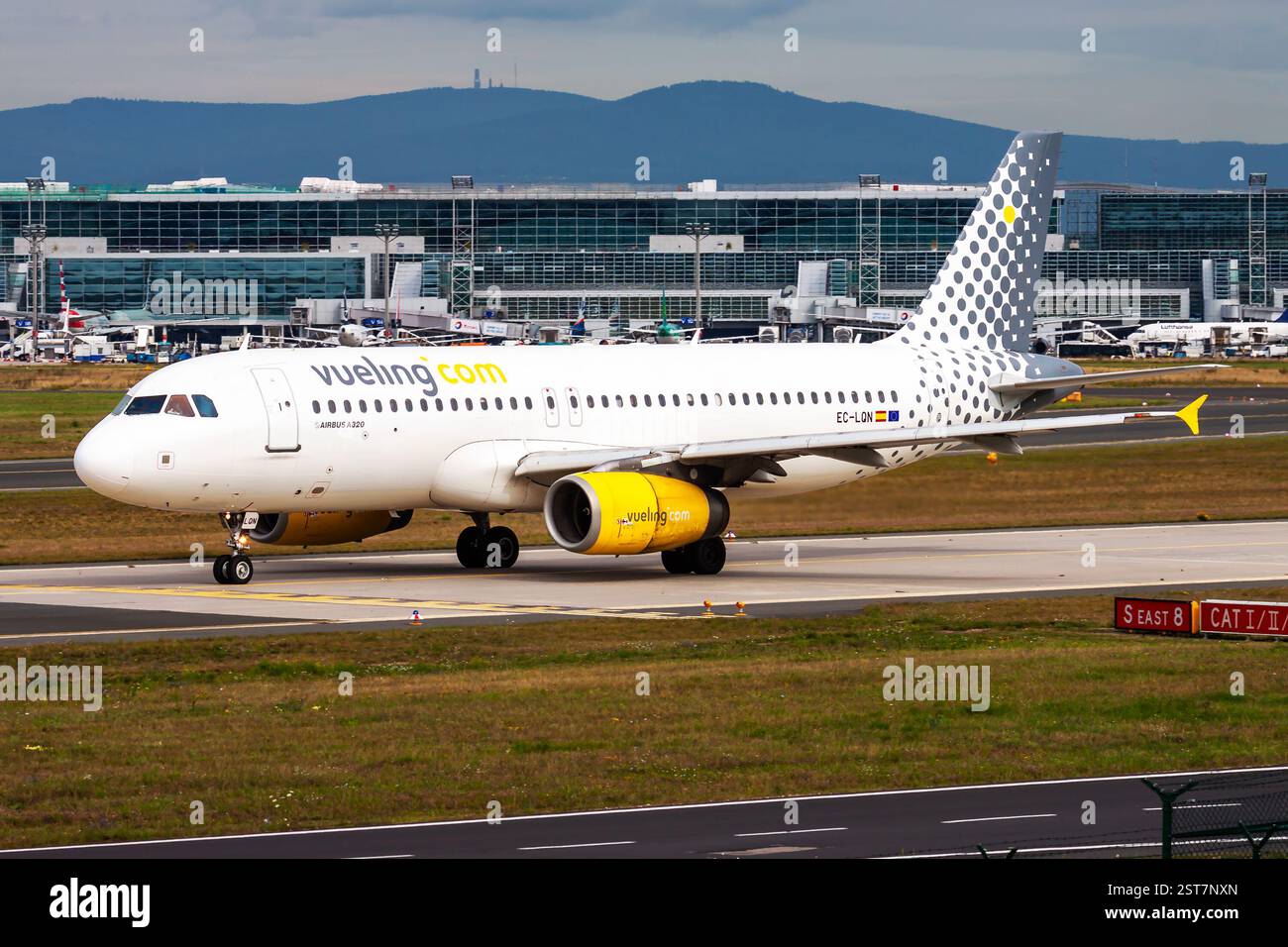 Cargo aircraft arrives frankfurt airport hi-res stock photography and ...