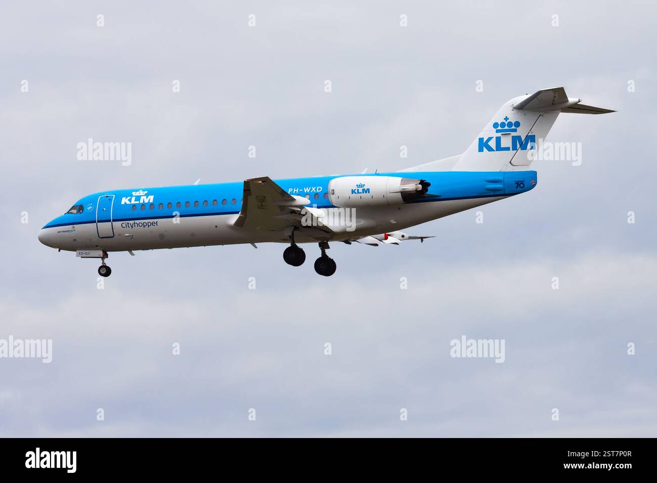 Cargo aircraft arrives frankfurt airport hi-res stock photography and ...