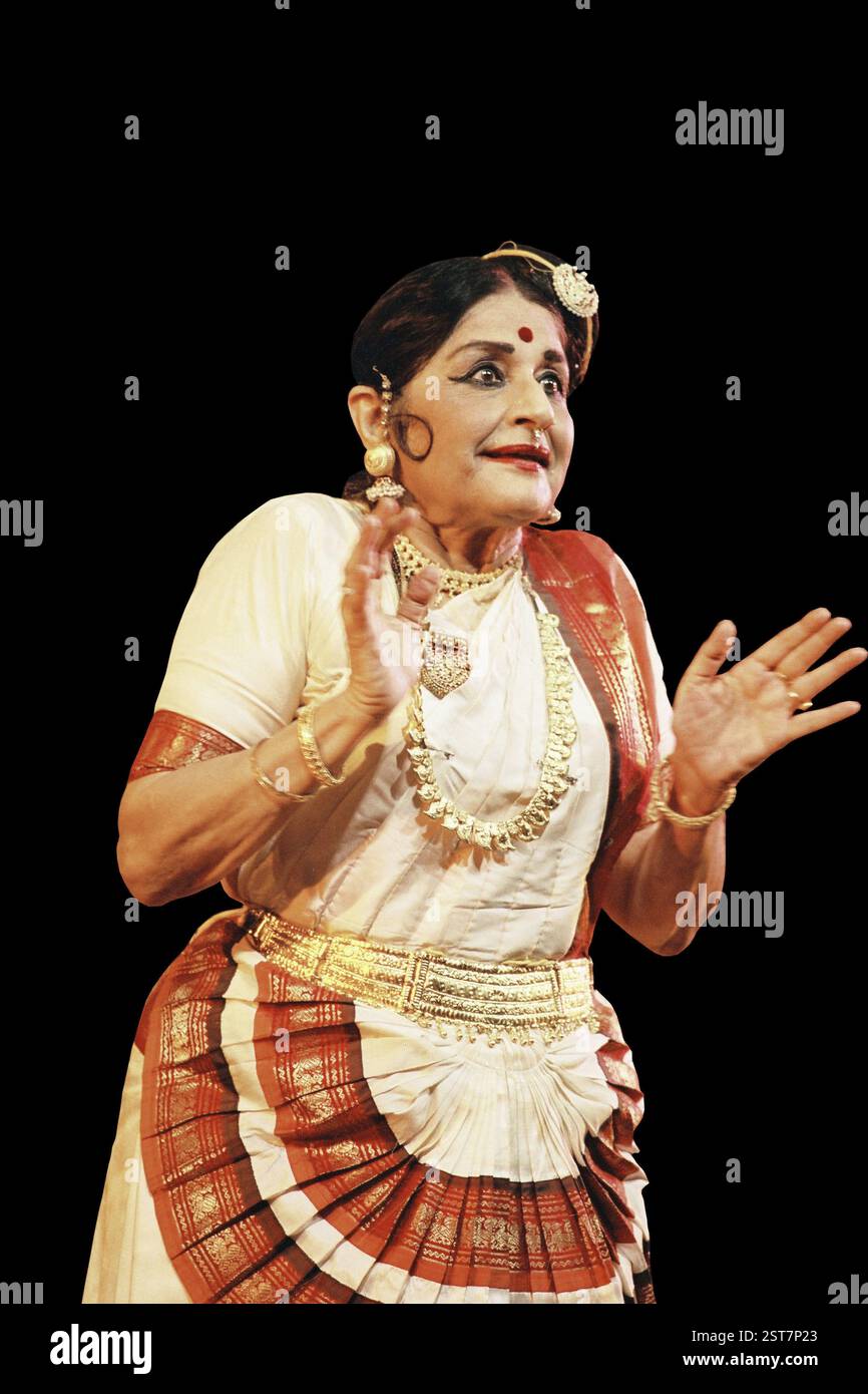 Indian Classical Dancer Kanak Rele performing a solo Mohiniattam Dance ...