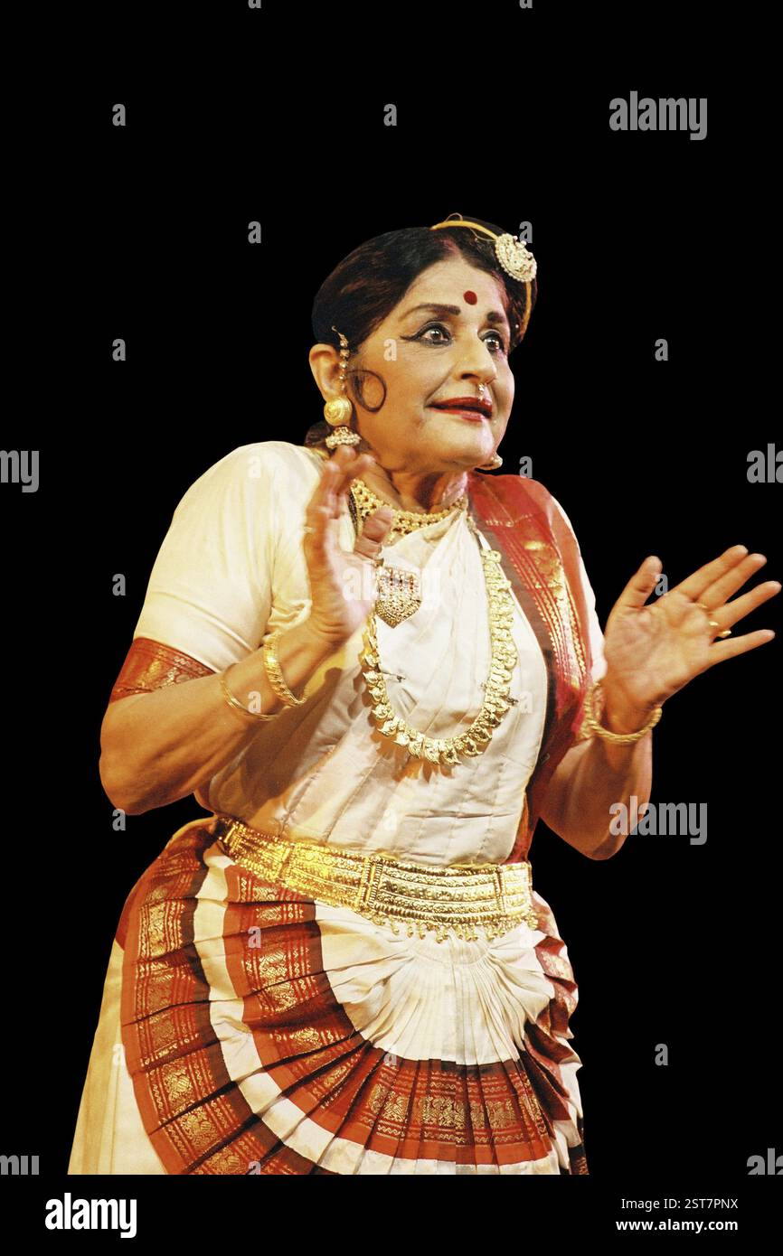 Indian Classical Dancer Kanak Rele performing a solo Mohiniattam Dance ...