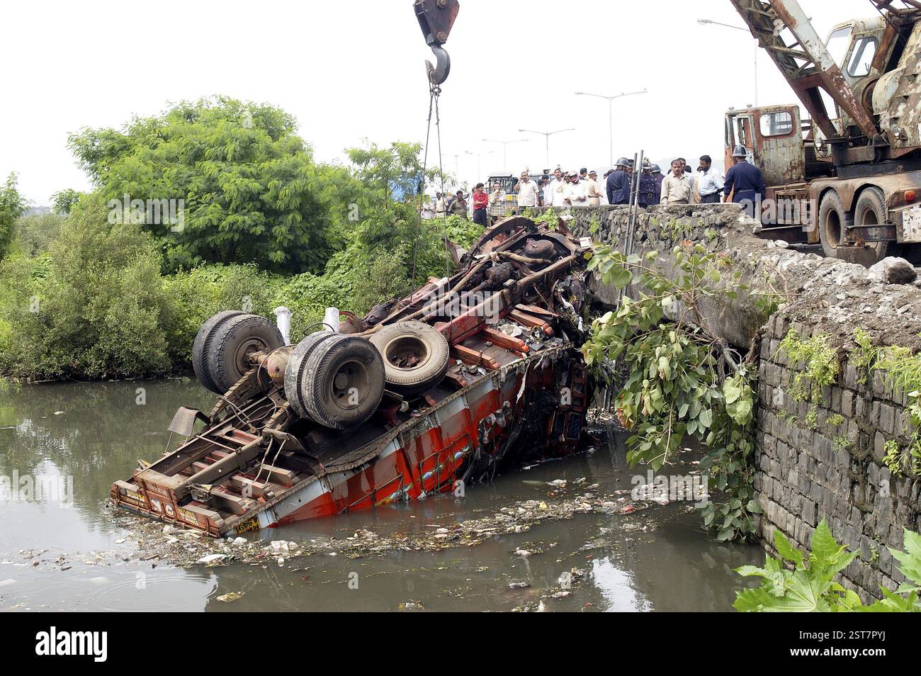 Truck accident on the Eastern Express Highway near Vikhroli, Mumbai ...