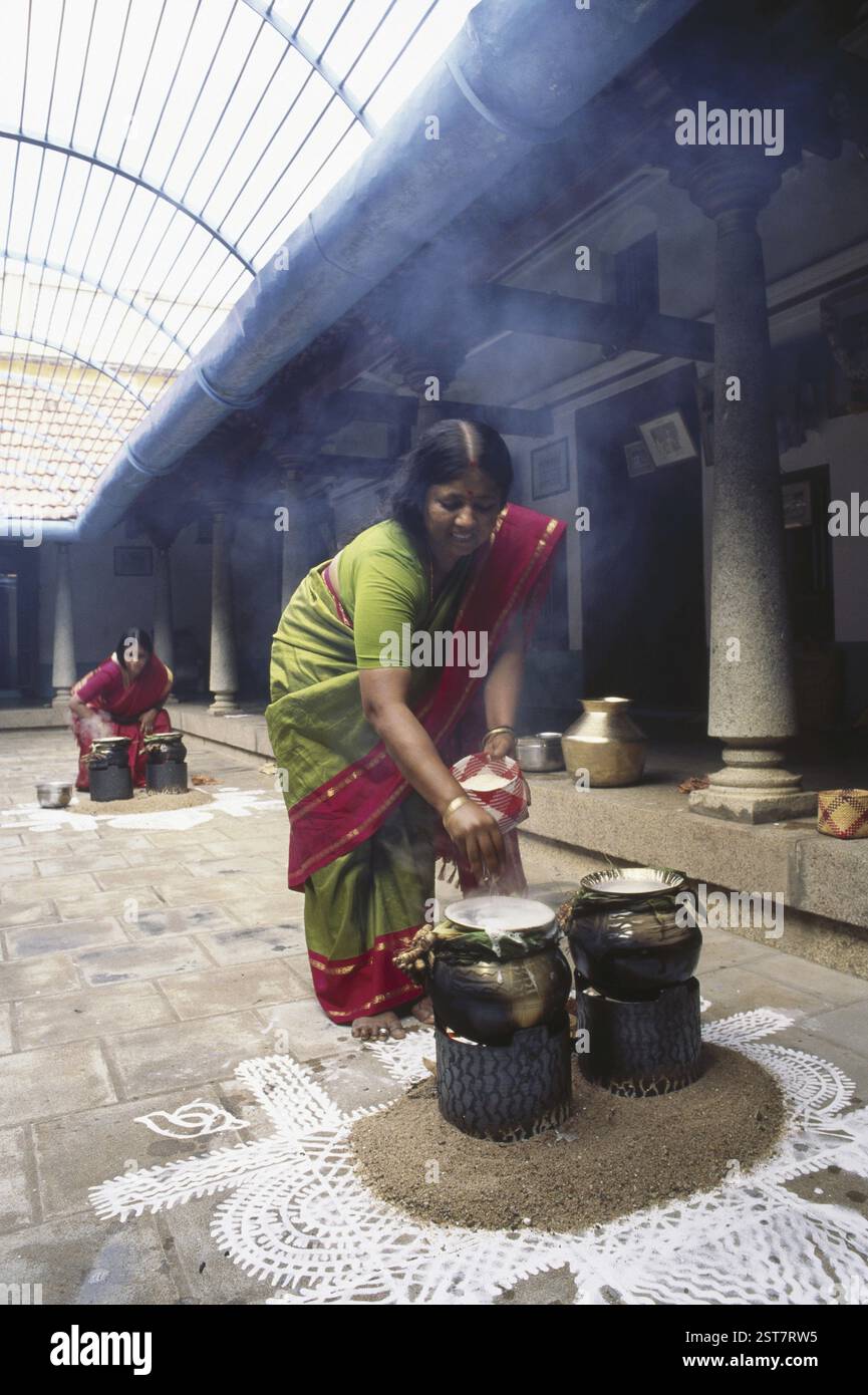 Woman cooking rice and milk, Pongal Festival, chettinad, india Stock ...