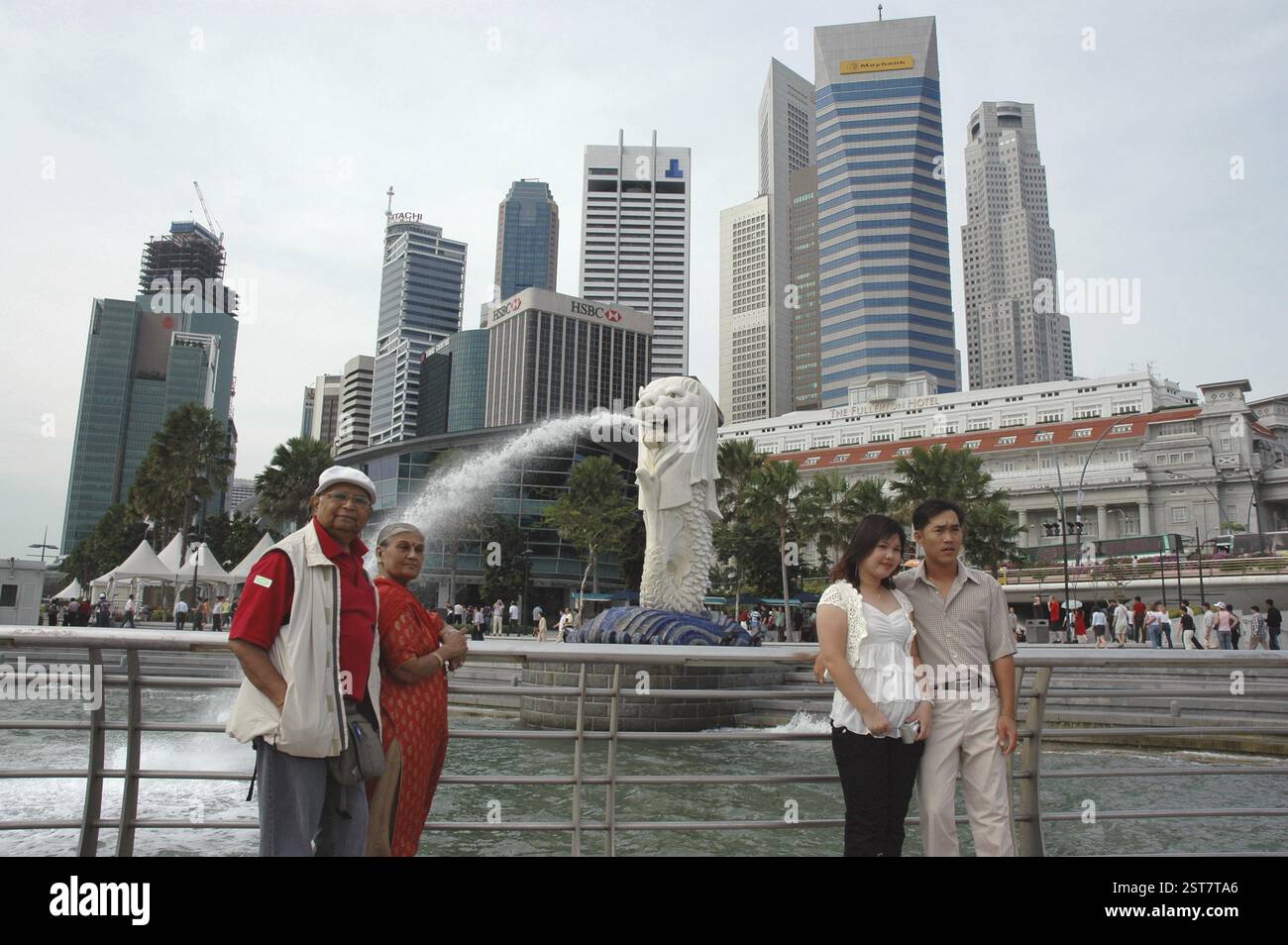 Old Indian couple standing near Merlion statue in Merlion park ...