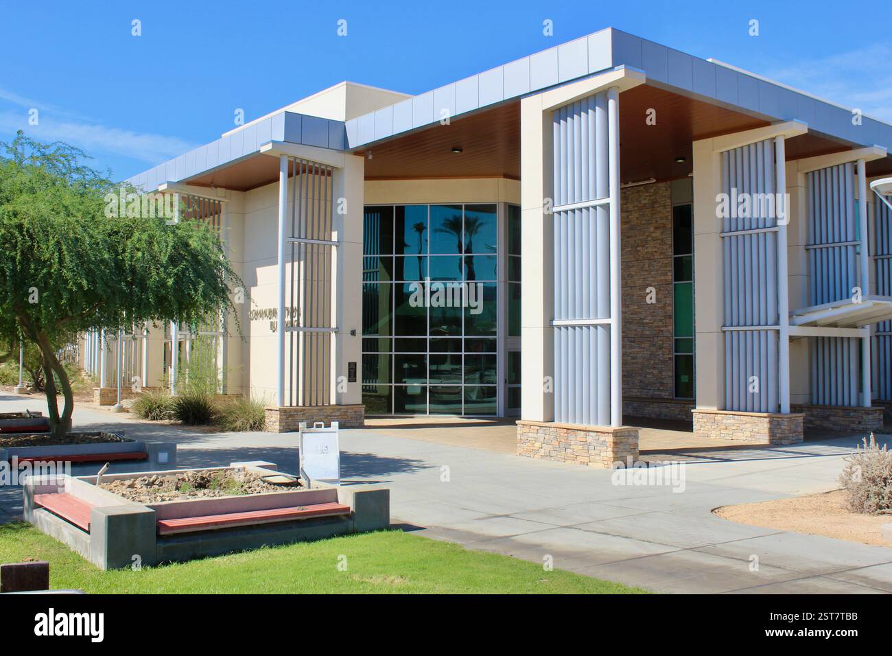 College of the desert palm desert hi-res stock photography and images ...