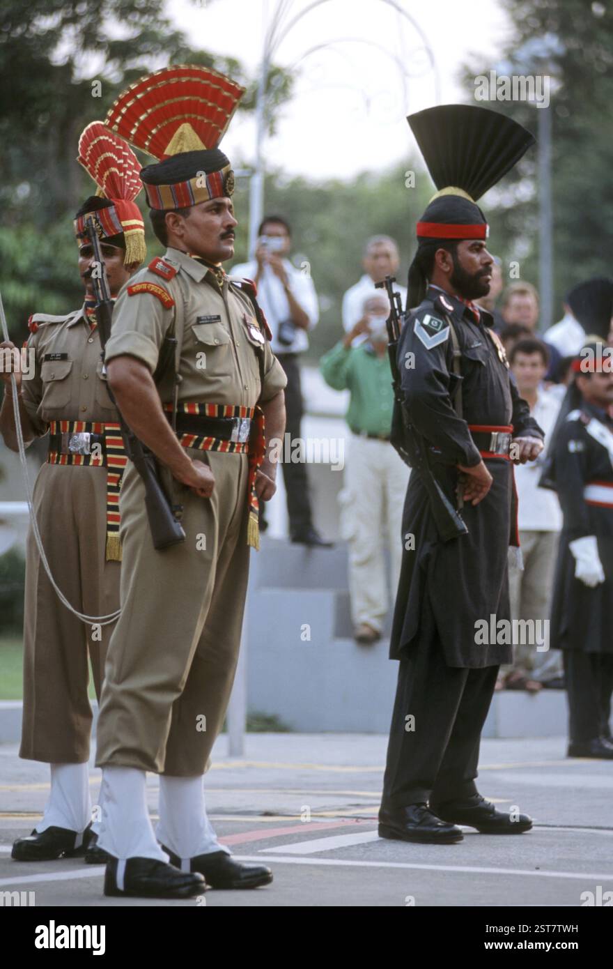 India, Asian and Pakistan Soldiers at wagah border, Amritsar, punjab ...