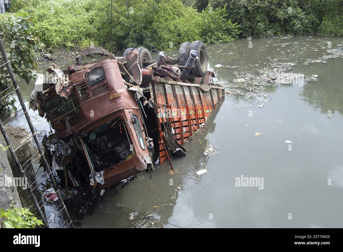 Truck accident on the Eastern Express Highway near Vikhroli, Mumbai ...