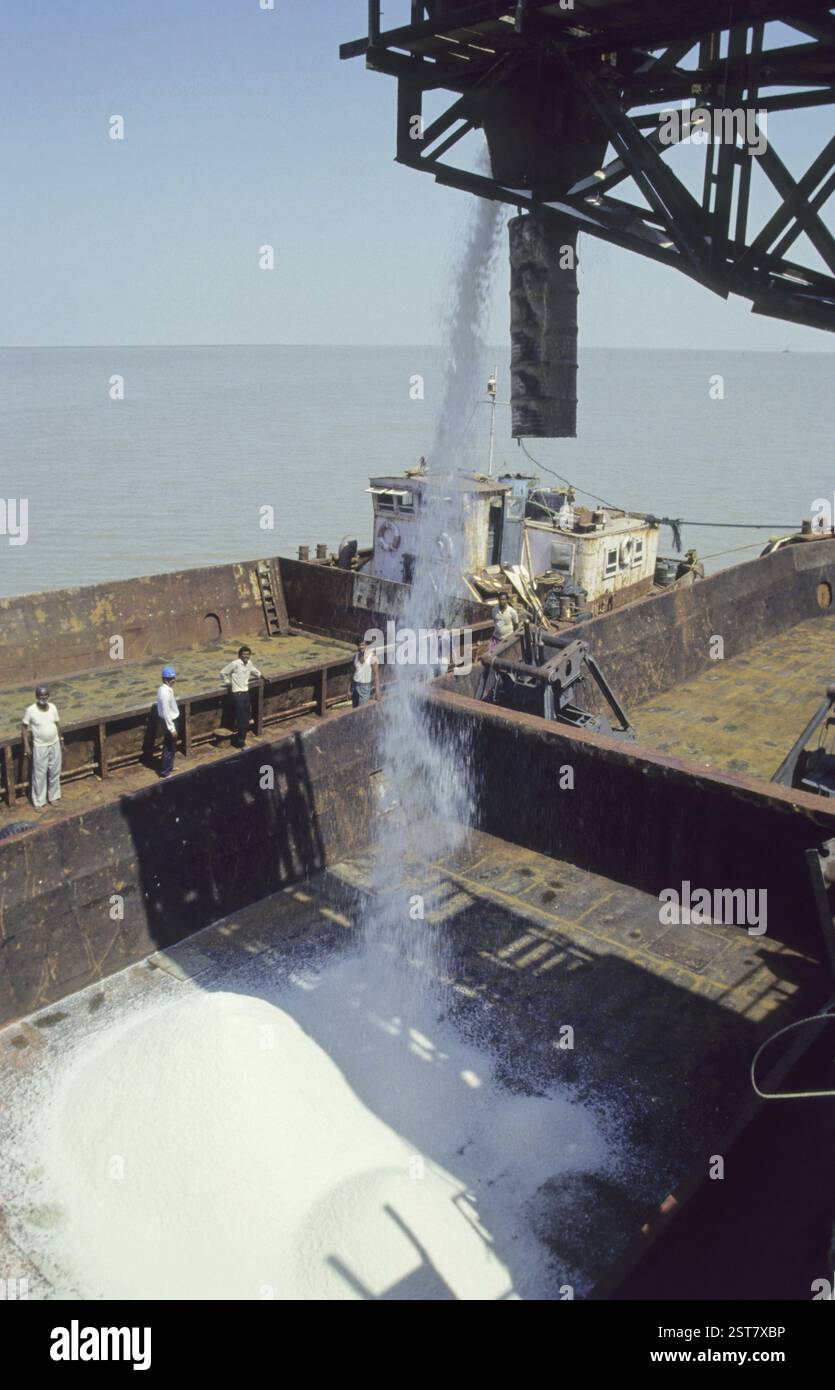 Ship loading salt hi-res stock photography and images - Alamy