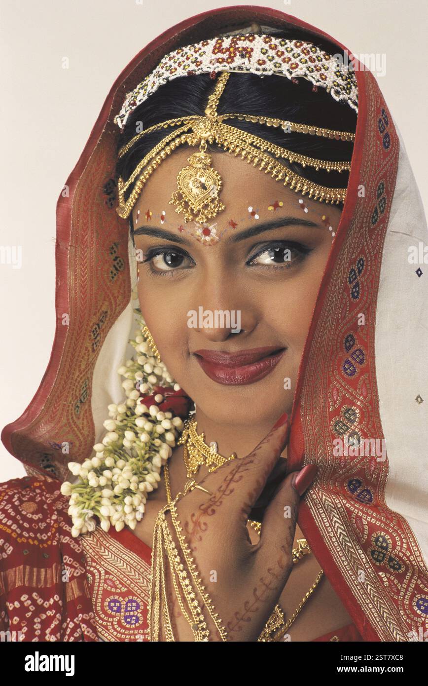 Gujarati bride hi-res stock photography and images - Alamy