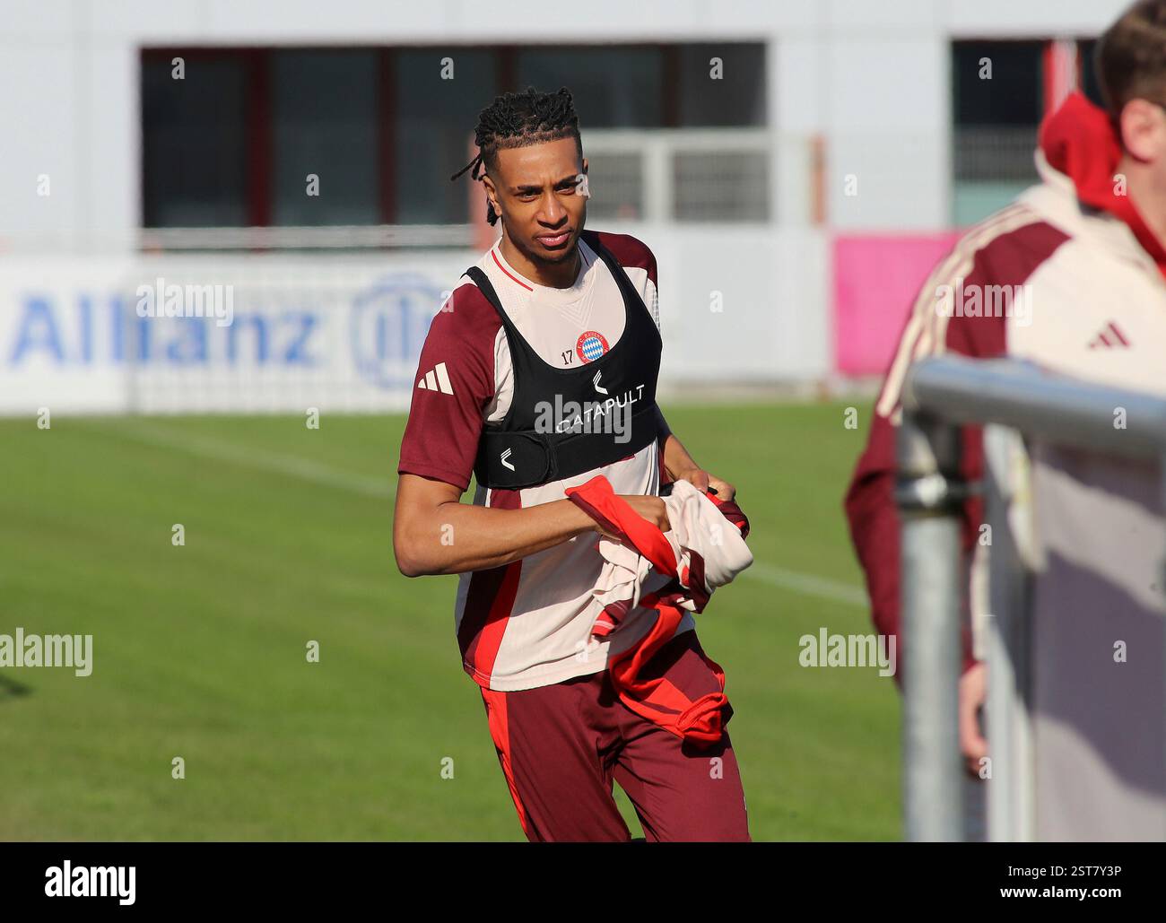 Michael olise fc bayern munchen auf dem weg zum trainingsplat hi-res ...