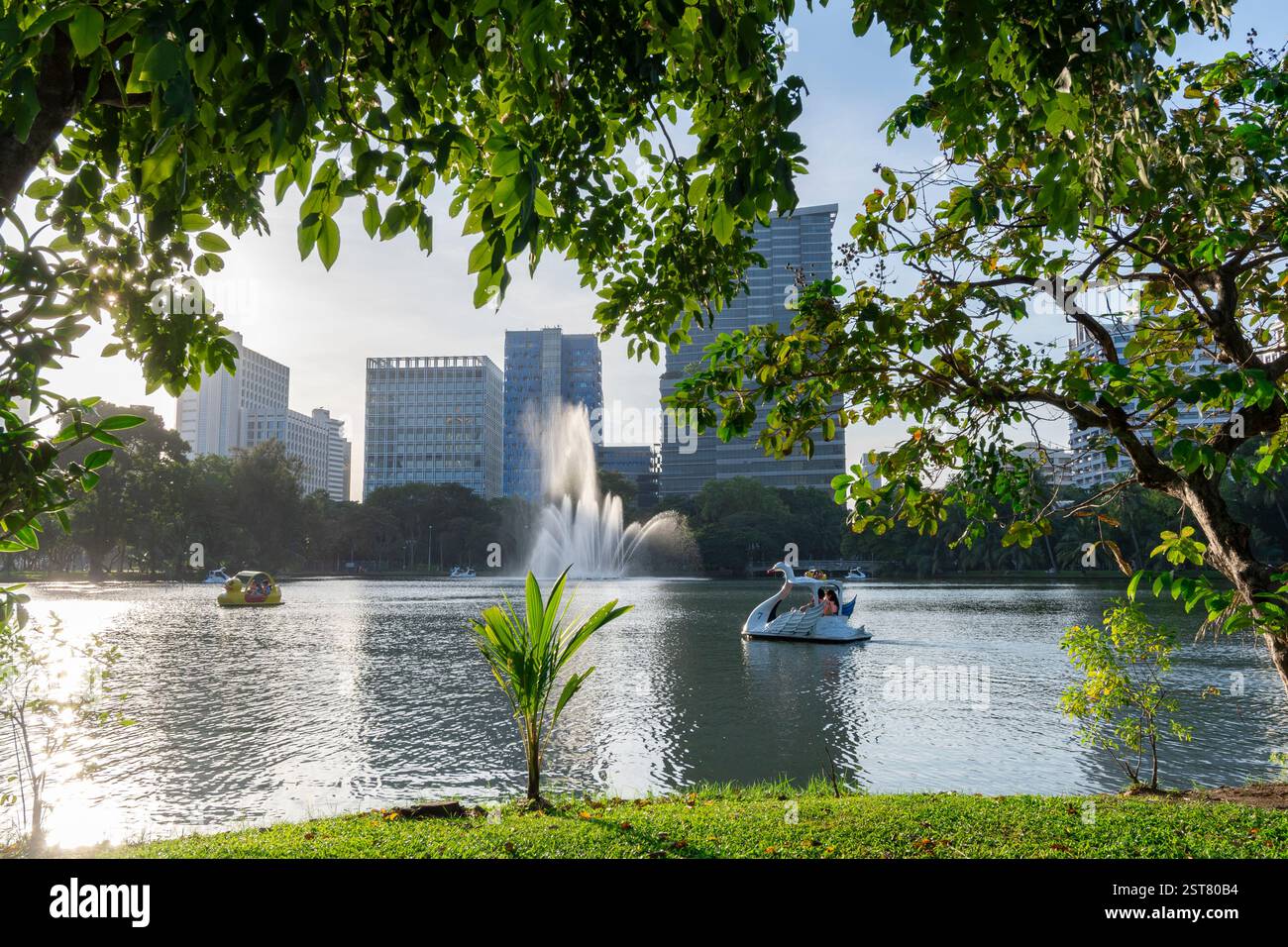 Pleasure craft on lake hi-res stock photography and images - Alamy