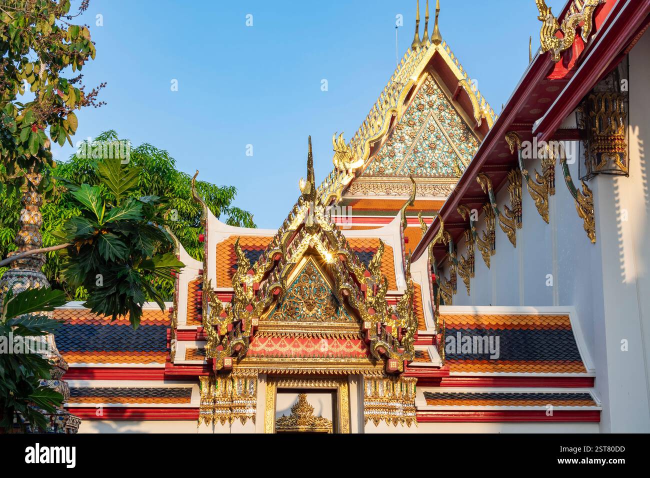 View towards Phra Buddha Theva Patimakorn from Western Phra Vihara Phra ...