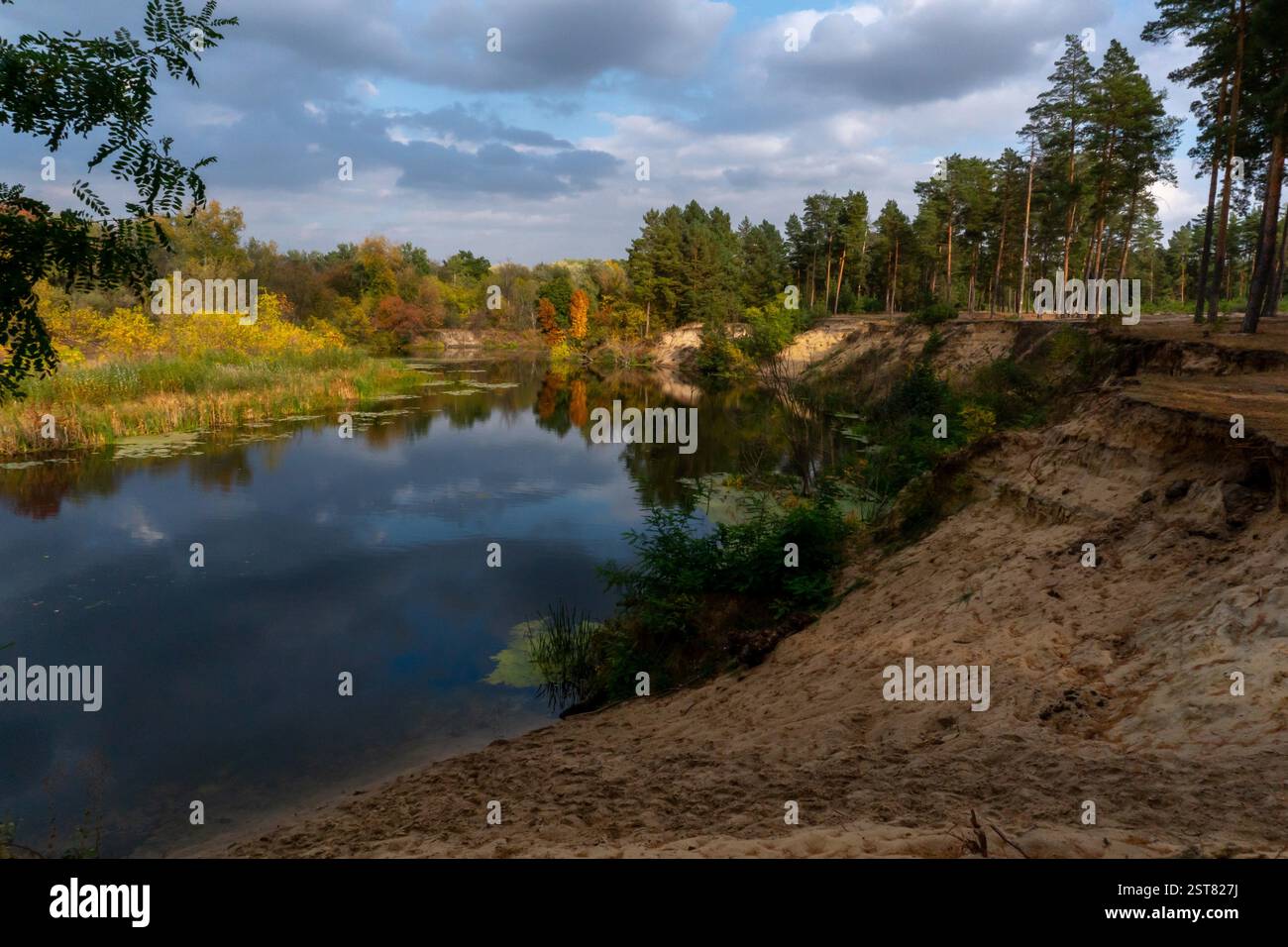 Landscape river cliff forest hi-res stock photography and images - Alamy