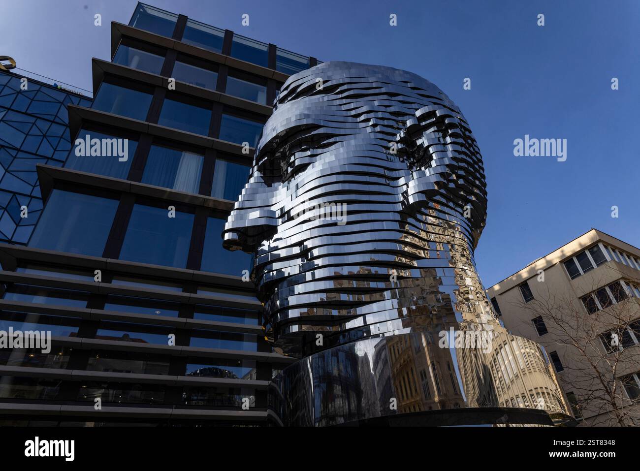 Prag Winter 2025 16022025 - Die Skulptur *Franz-Kafka-Kopf* tschechisch ...