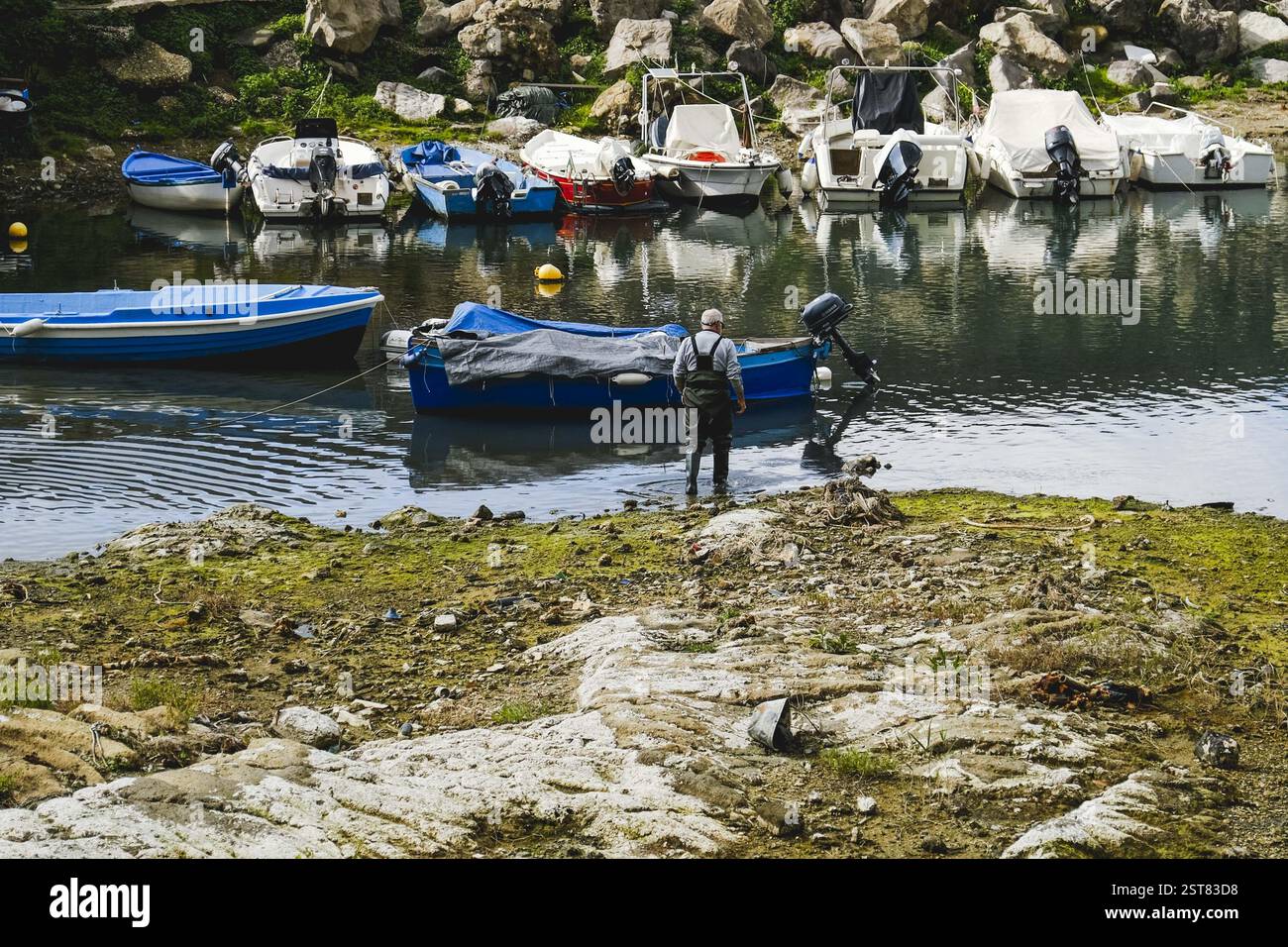Napoli, Italy. 17th Feb, 2025. Pozzuoli - Earthquake shocks continue due to bradyseism in the ...