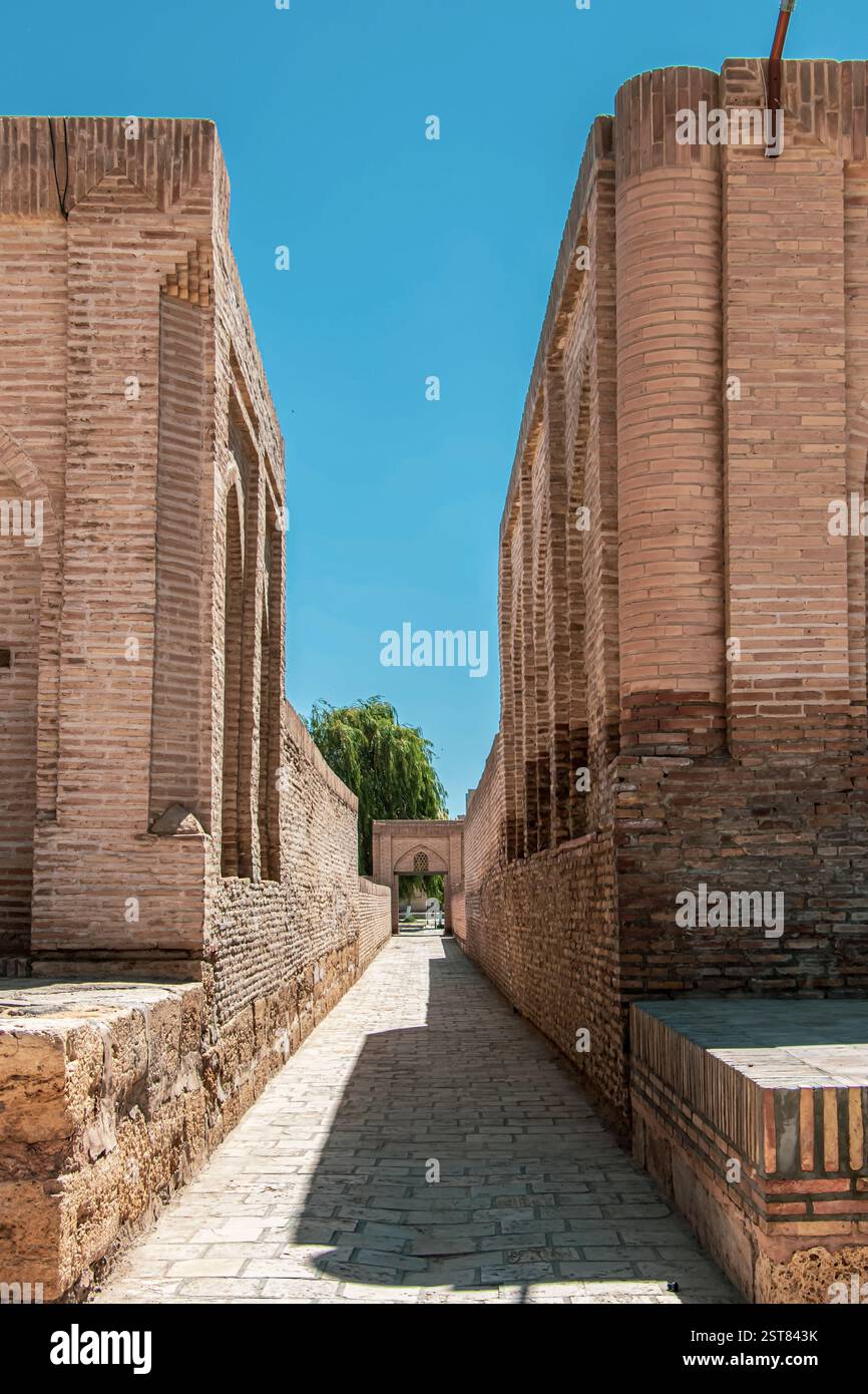 Passageway under building hi-res stock photography and images - Alamy