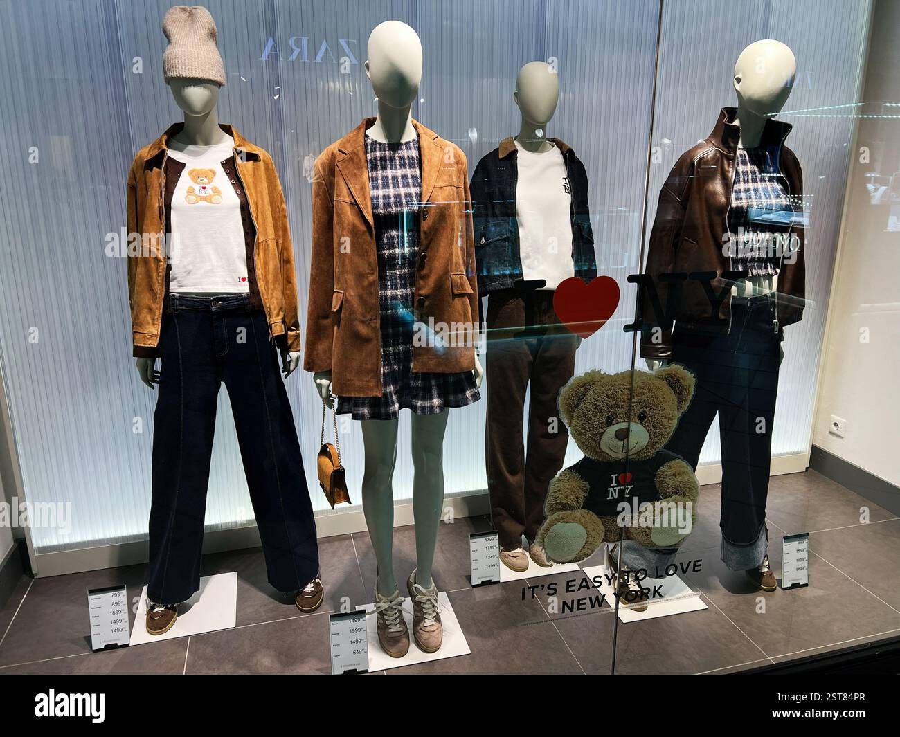 Mannequin storefront new york hi-res stock photography and images - Alamy