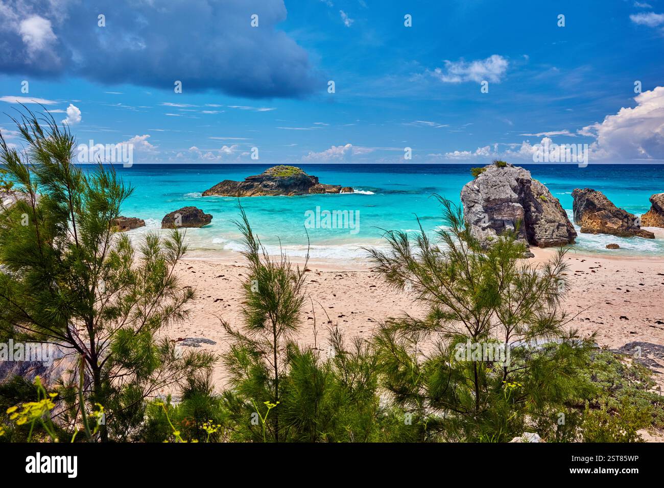 Bermuda island coastal tropical beaches Stock Photo - Alamy