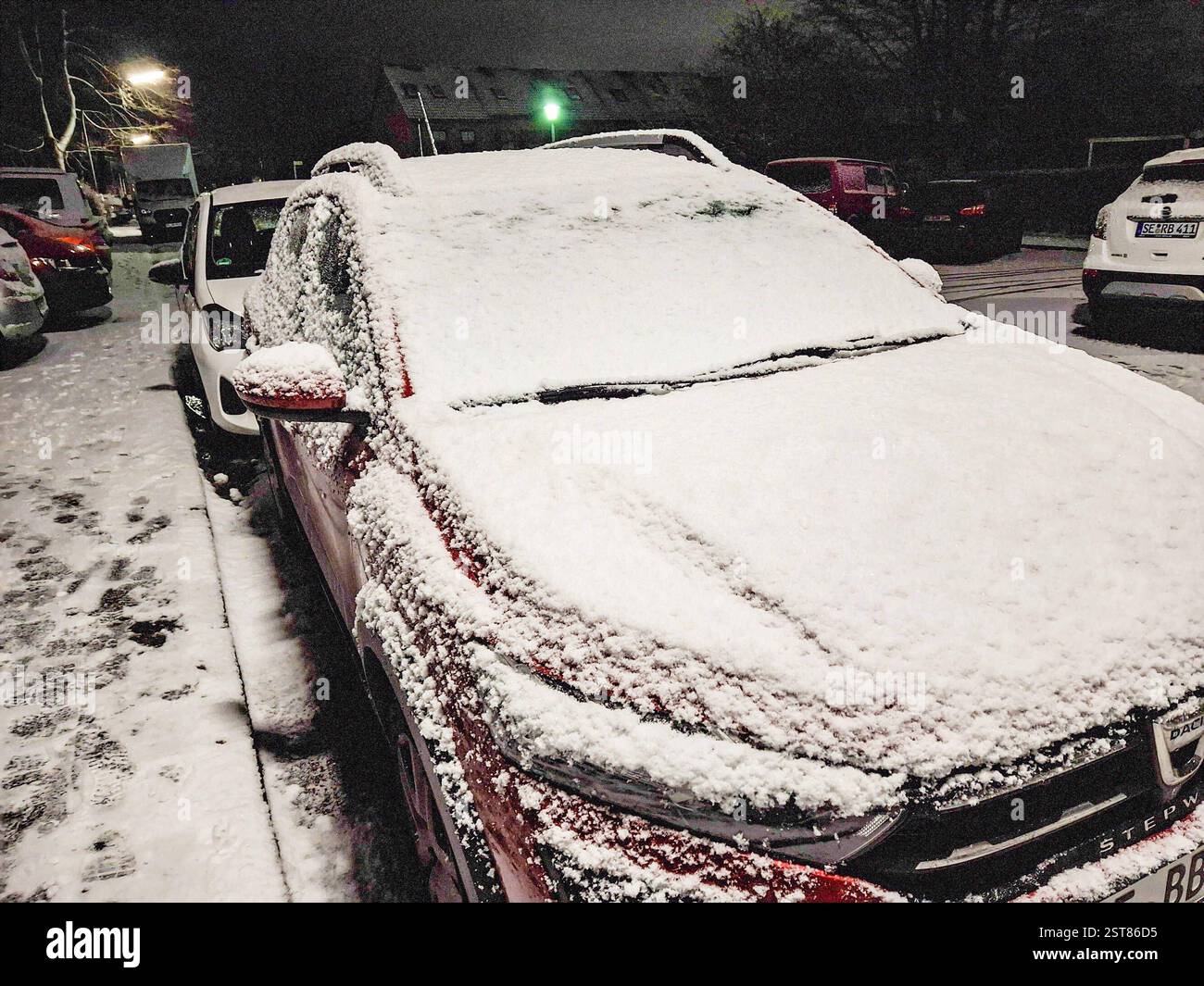 Stockbilder 01/2025 Eingeschneite Windschutzcheibe *** Stock photos 01 ...